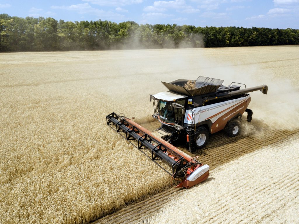 Современный зерноуборочный комбайн TORUM 785 российского производства ...